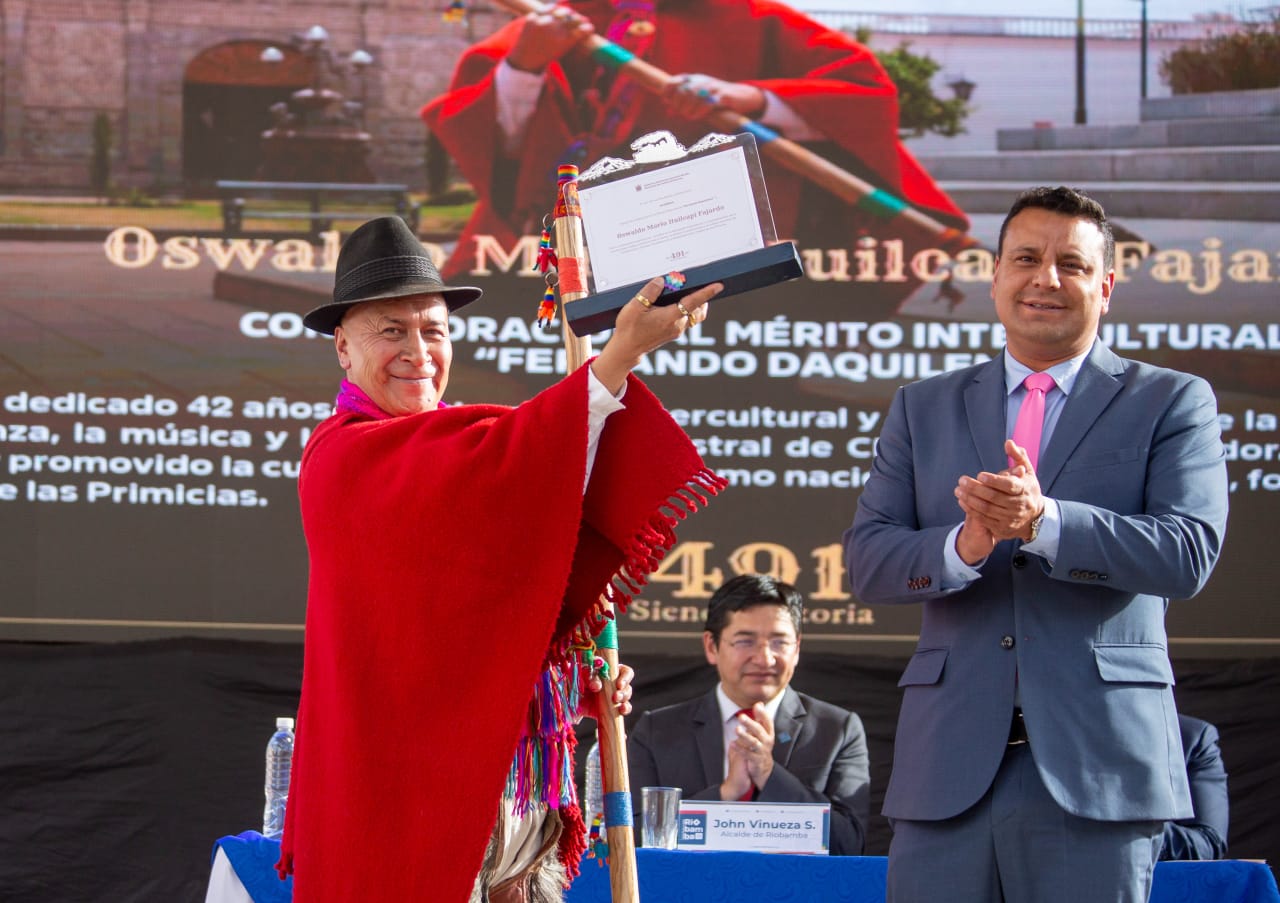 GANÓ PREMIO AL MÉRITO INTERCULTURAL “FERNANDO DAQUILEMA” - Ecuador ...